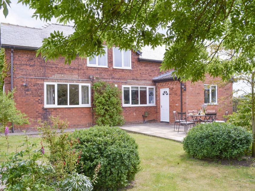 Grange Farm Cottages - Portington Lodge in Portington | Hoseasons
