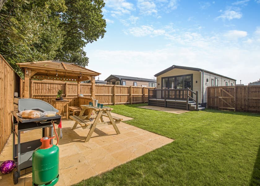 2 Bed Lux Garden Lodge in Messingham | Hoseasons