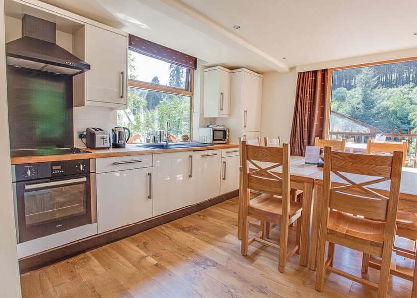 Golden Oak Treehouse - Keldy - Holiday Parks - Book Online - Hoseasons