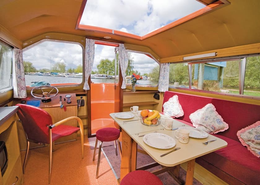 Magic Gem from Richardson’s Cruisers in Stalham, Norfolk - Hoseasons