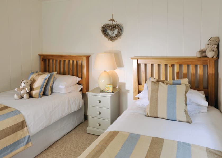Lakeside Retreat (Pet Friendly) - Upton Lakes Lodges - Lodges - Book ...